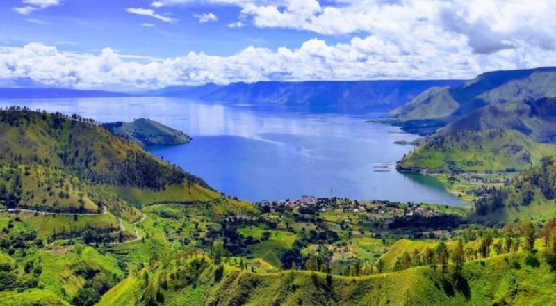 THE BEAUTY OF NATURAL LAKE TOBA AREA INDEED BEGS A CLOSER LOOK