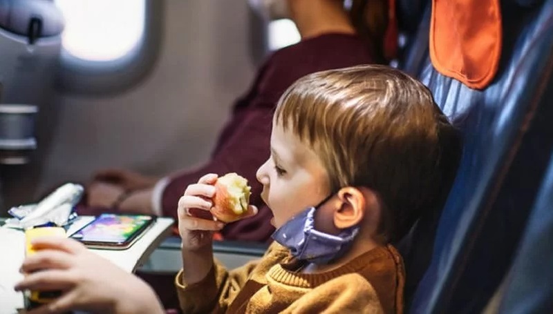 OPEN THE MASK TO EAT ON BOARD INCREASES THE RISK OF TRANSMITTING COVID-19