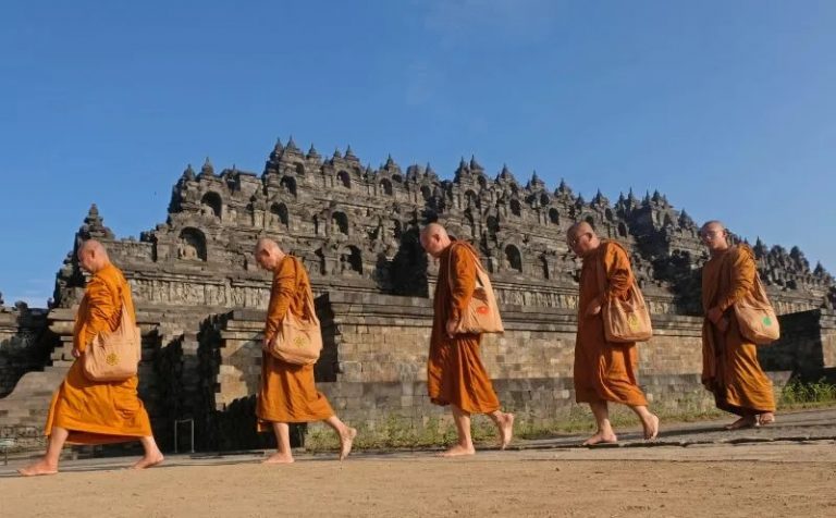 TIPS FOR CELEBRATING THE 2023 VESAK LANTERN FESTIVAL AT BOROBUDUR TEMPLE