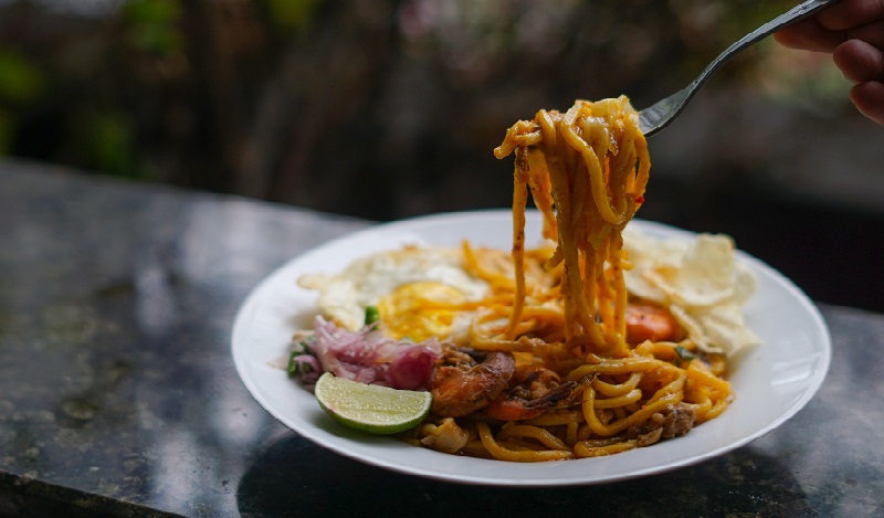 VARIOUS DELICIOUS DISHES ORIGINAL INDONESIAN NODDLES MENU RECIPES