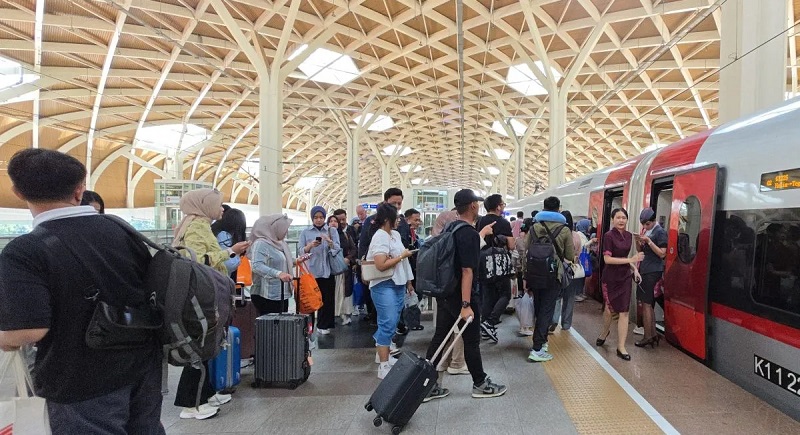 WHOOSH FAST TRAIN SERVED 66 THOUSAND PASSENGERS OVER LONG WEEKEND